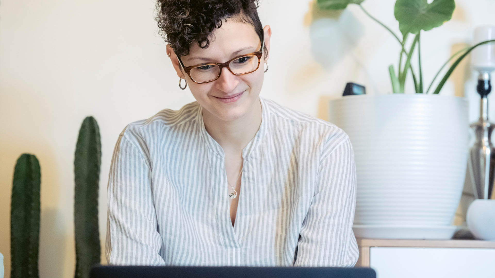 Messenger Job Description and Skills for 2025: Key Insights